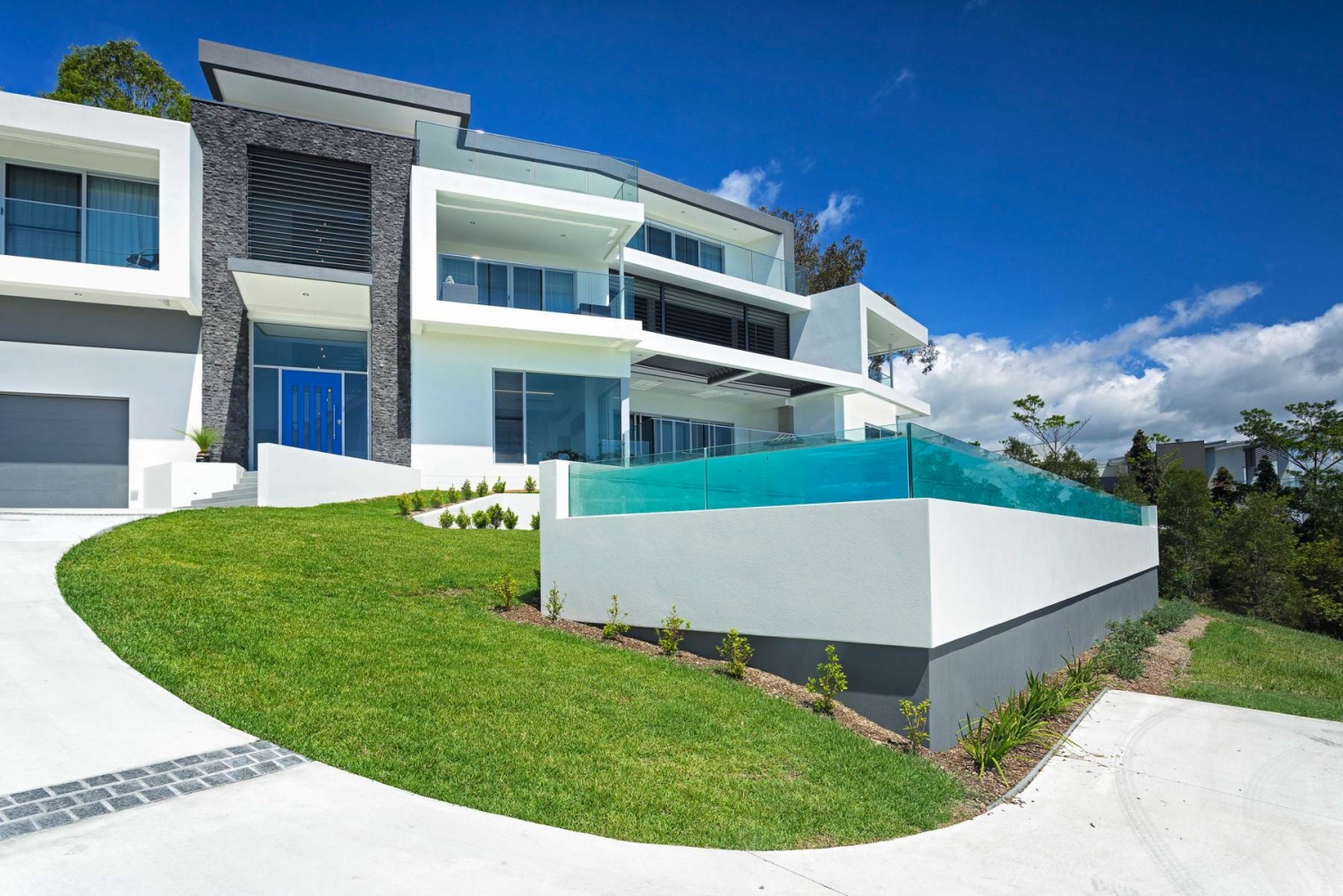 Luxury home on a steep block - Arco Designs